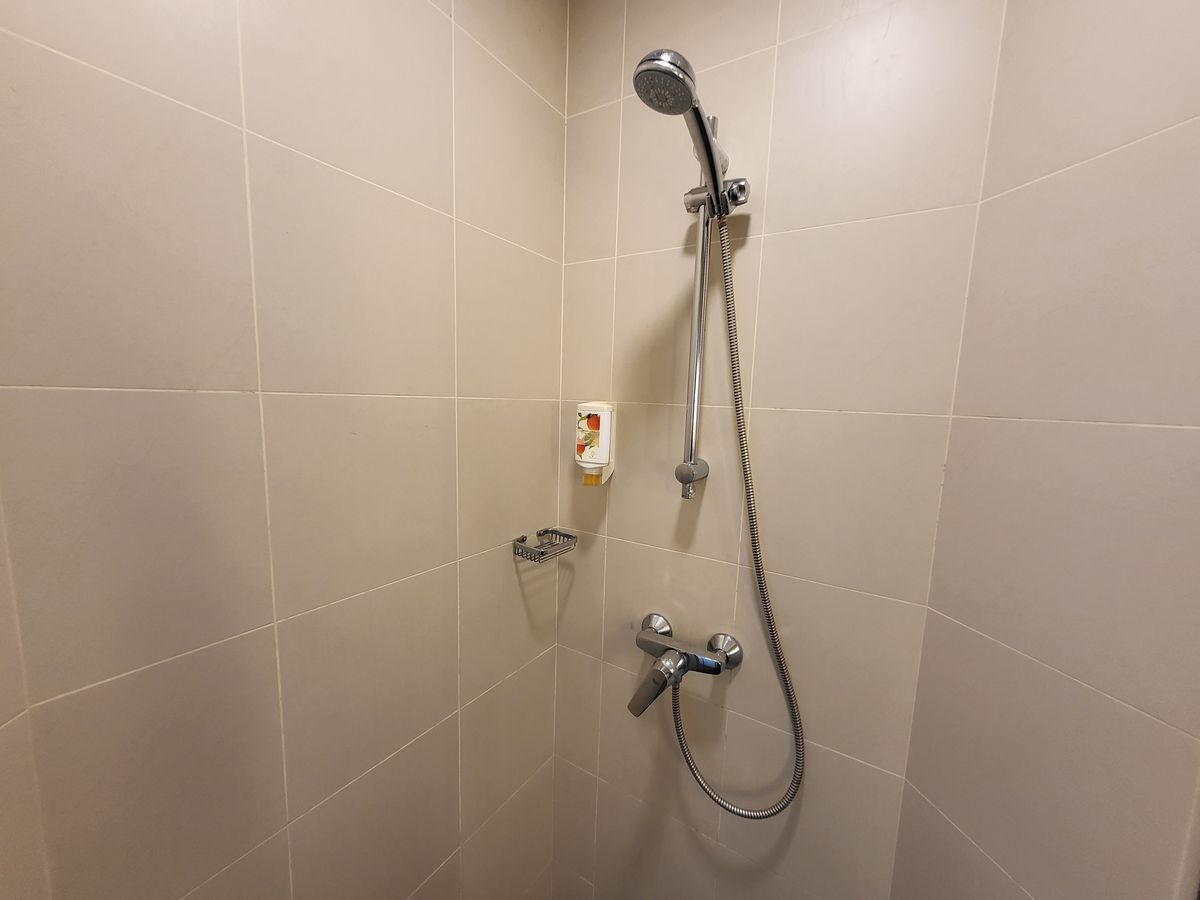 How to Use Hot and Cold Showers in Hotel Bathroom Syfa & Ganjar Story